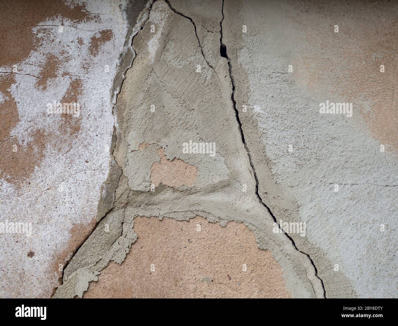 Cracked building defects in a wall Stock Photo - Alamy