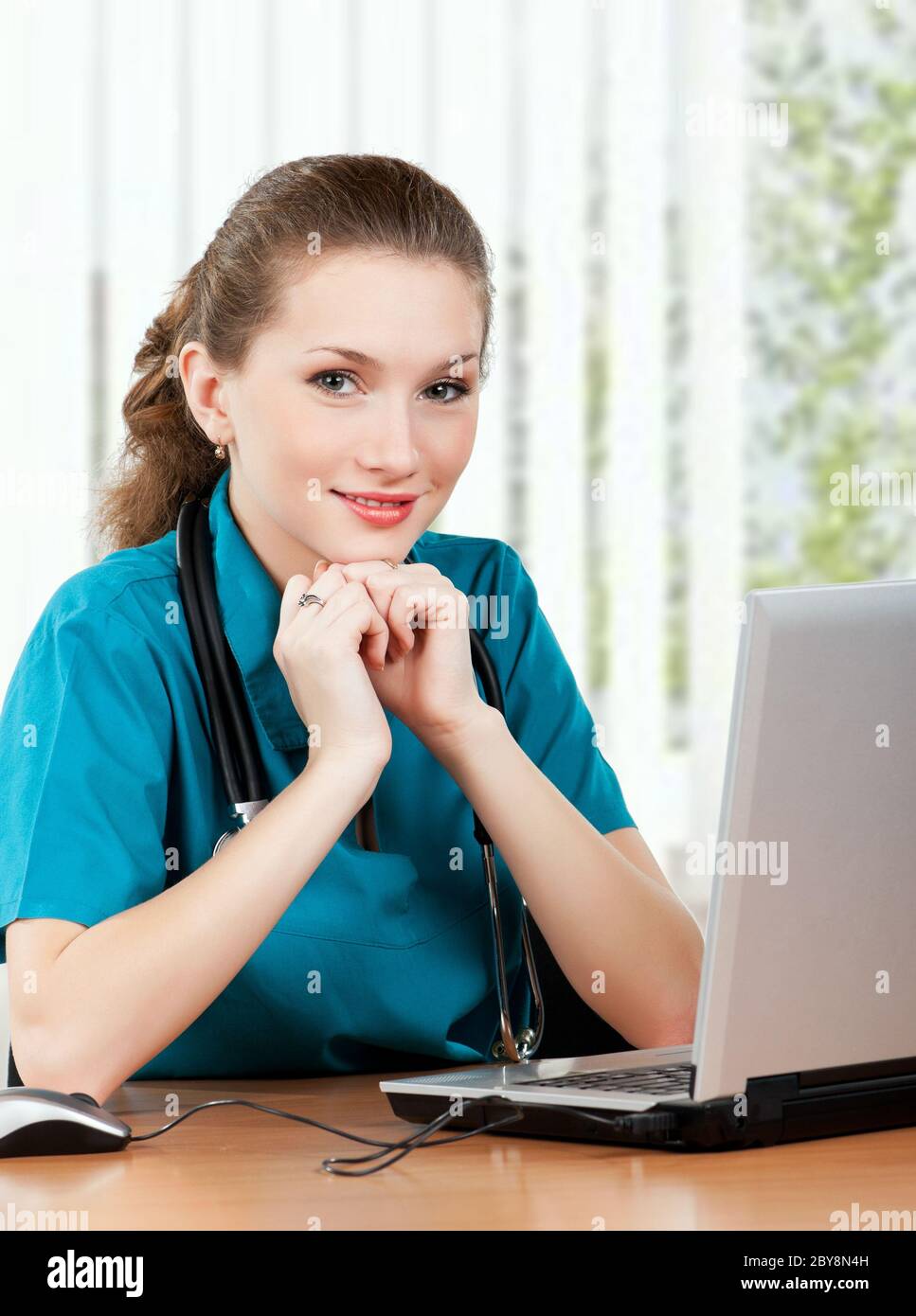 Doctor assistant laptop hi-res stock photography and images - Alamy