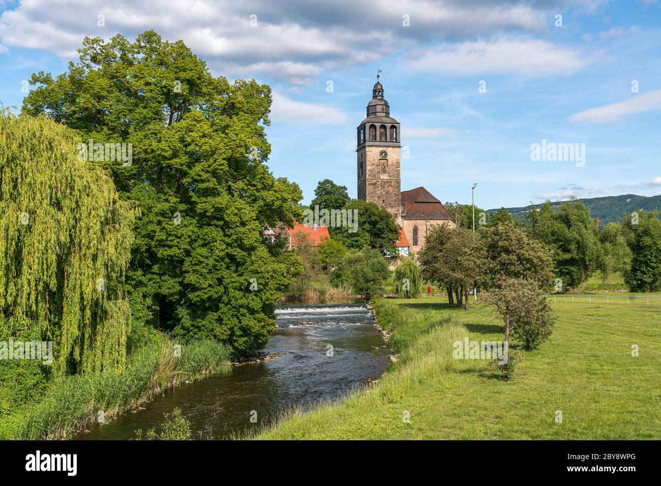 Fluss Werra und die St.-Crucis-Kirche im Stadtteil Allendorf, Bad ...