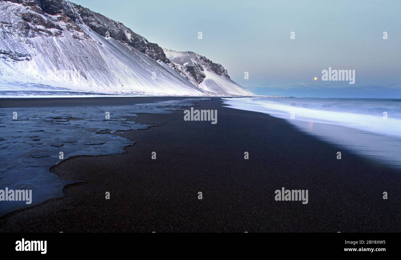 volcanic beach iceland Stock Photo - Alamy