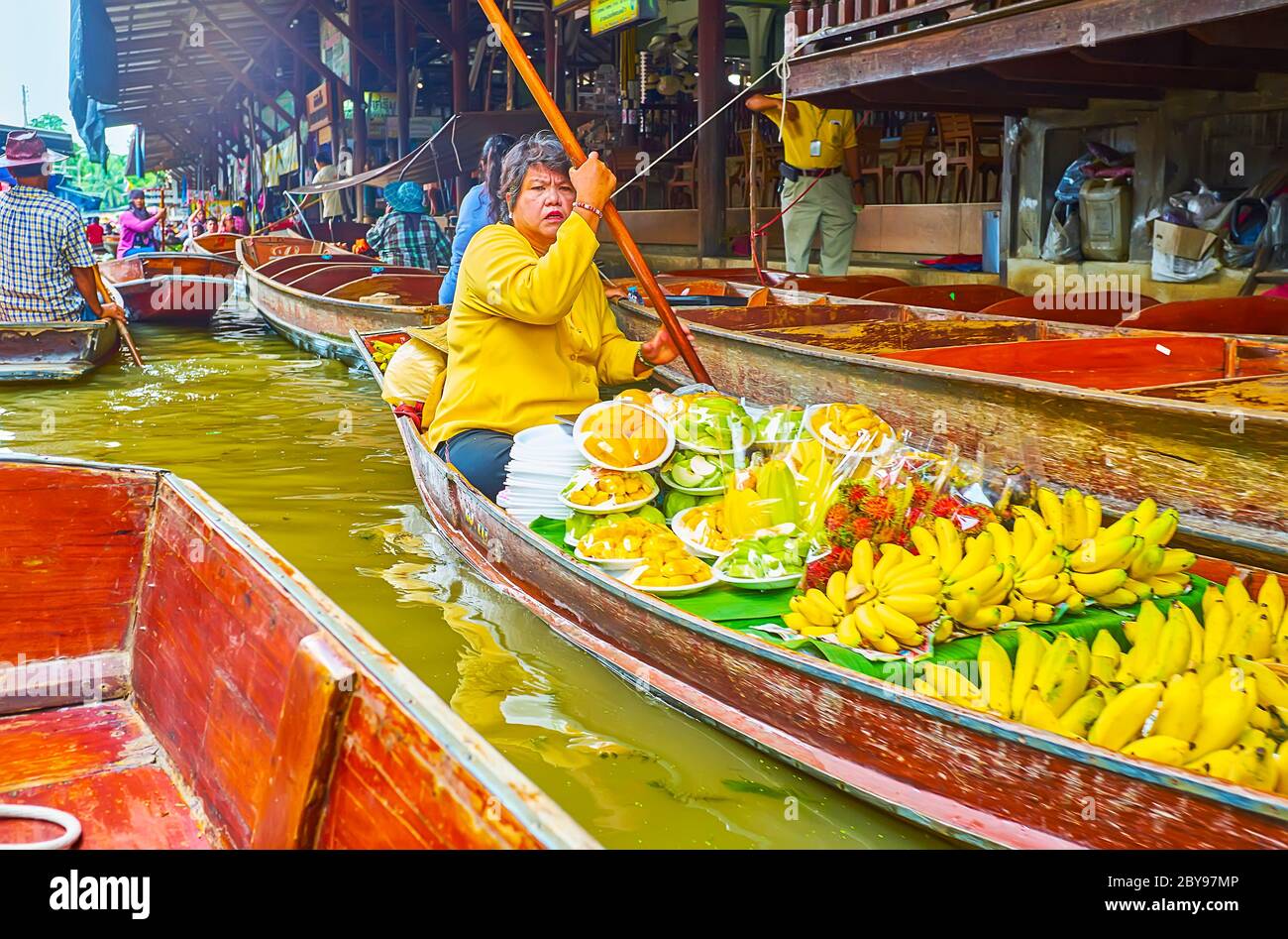 DAMNOEN SADUAK, THAILAND - MAY 13, 2019: The sampan food boat with ...