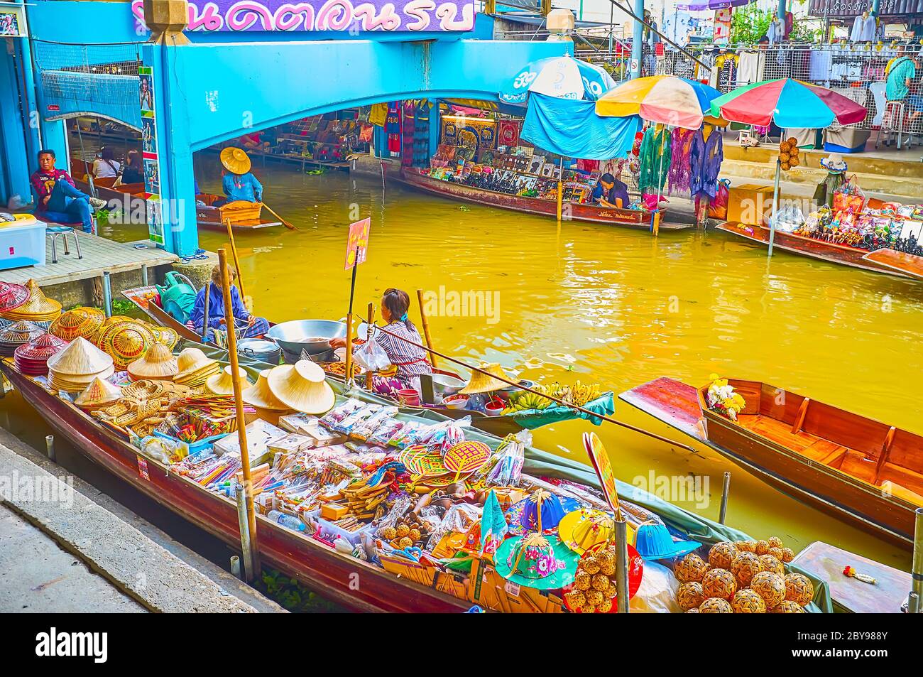 DAMNOEN SADUAK, THAILAND - MAY 13, 2019: Damnoen Saduak floating market ...