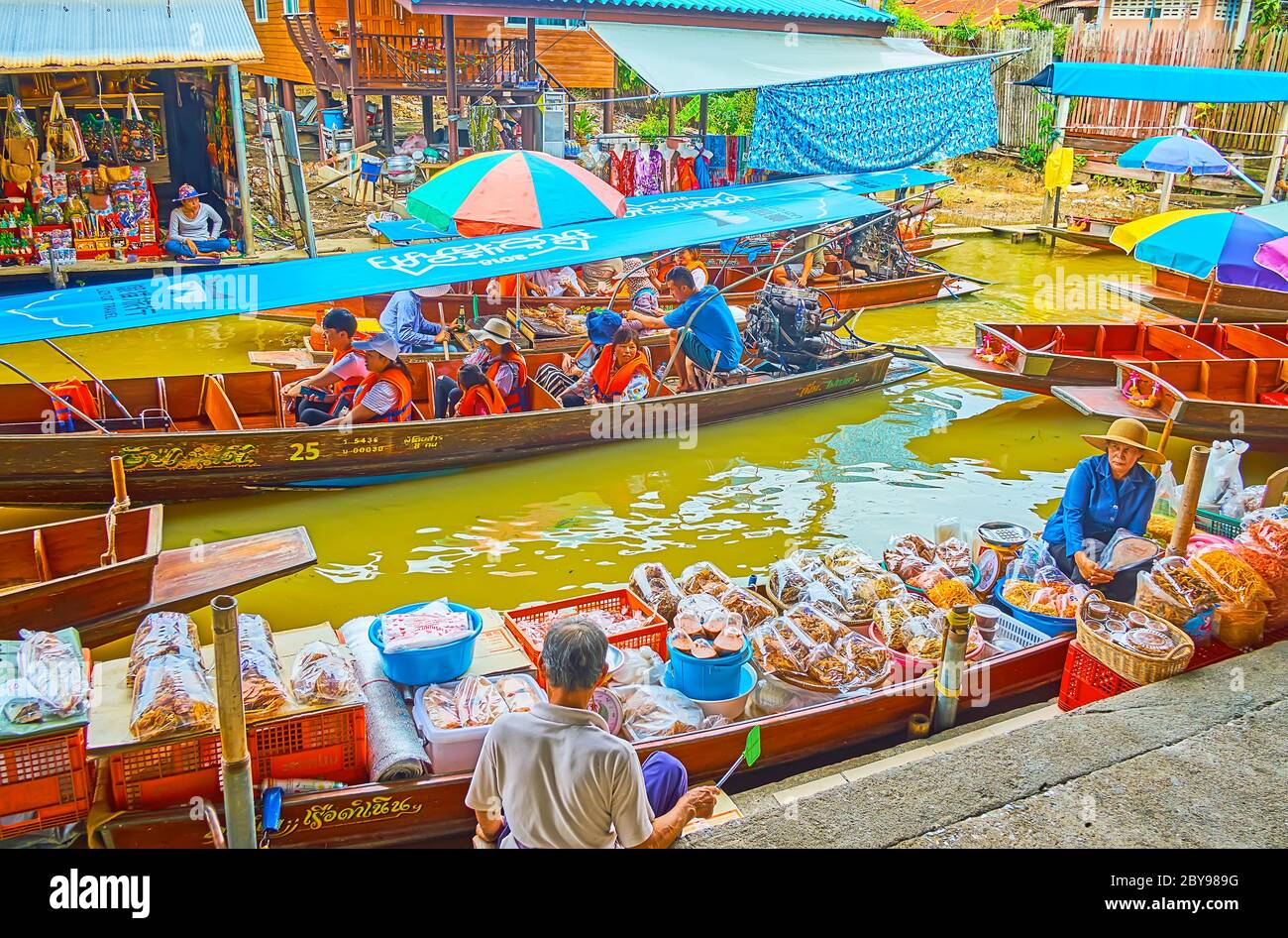 DAMNOEN SADUAK, THAILAND - MAY 13, 2019: The sampan food boat with ...
