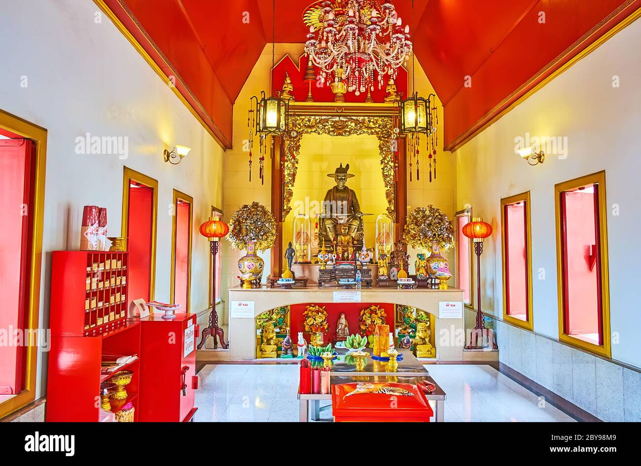 King sitting on throne hi-res stock photography and images - Alamy