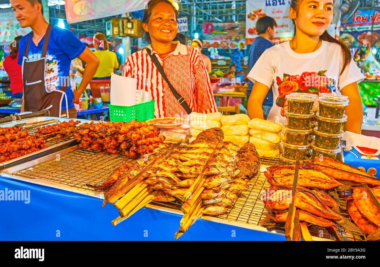 BANGKOK, THAILAND - MAY 13, 2019: The smiling vendors of Talad Saphan ...