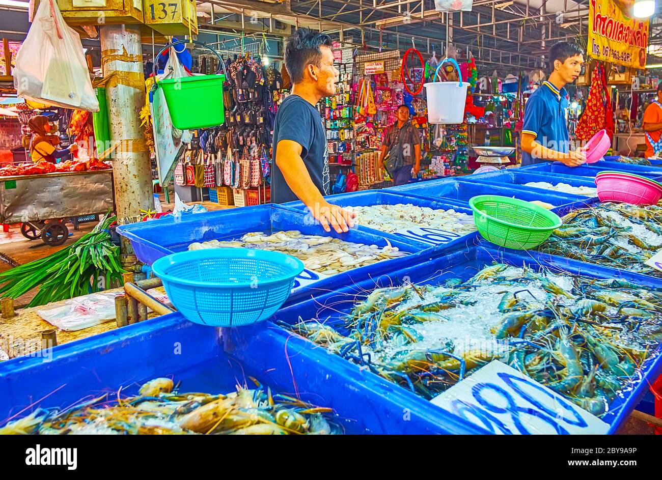 BANGKOK, THAILAND - MAY 13, 2019: The counter of seafood stall of Talad ...