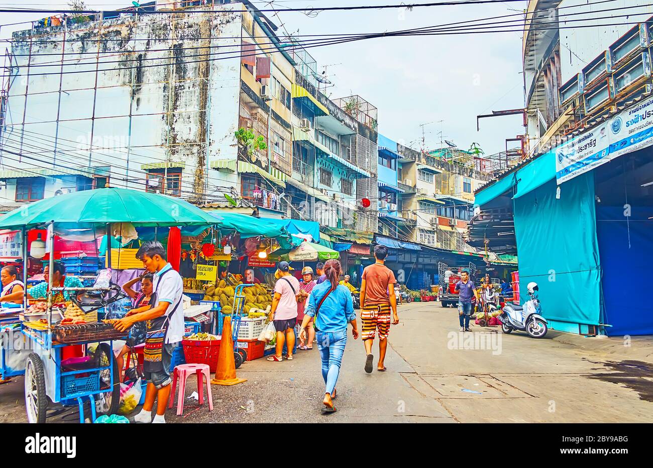 BANGKOK, THAILAND - MAY 13, 2019: The busy street of Mahanak Fruit ...