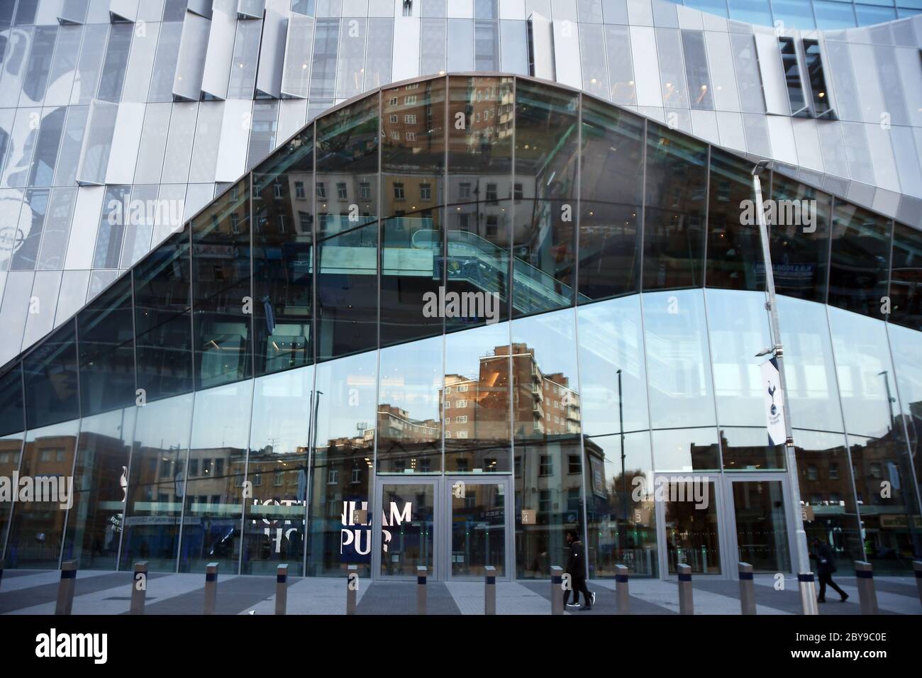 Tottenham hotspur stadium outside hi-res stock photography and images ...
