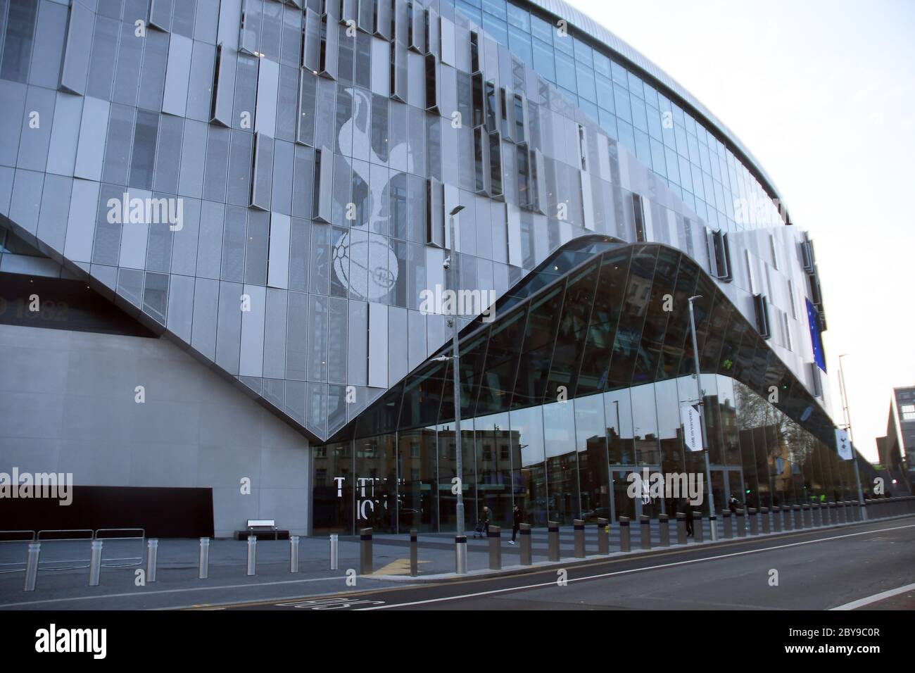 Tottenham hotspur stadium outside hi-res stock photography and images ...