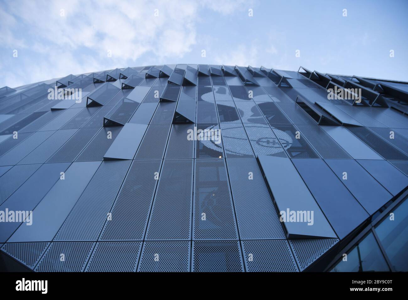 Tottenham hotspur stadium outside hi-res stock photography and images ...