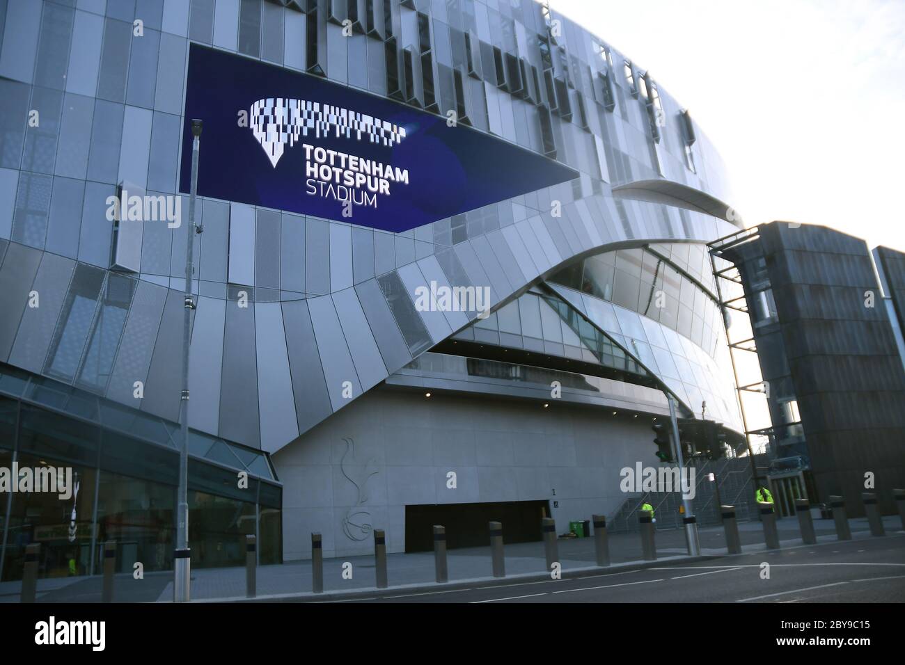 Tottenham hotspur stadium outside hi-res stock photography and images ...