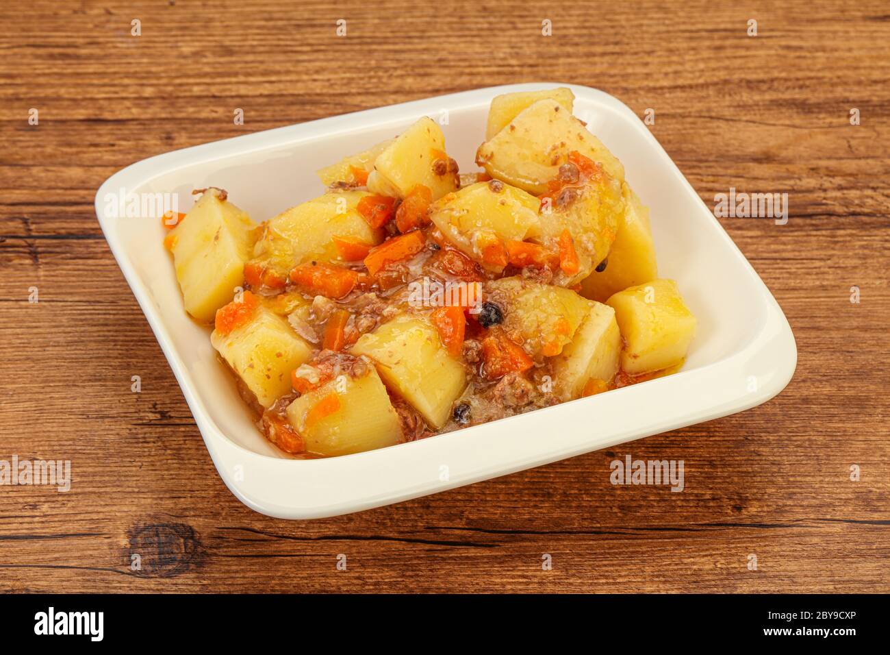 Roasted potato and beef with sauce and vegetables Stock Photo - Alamy