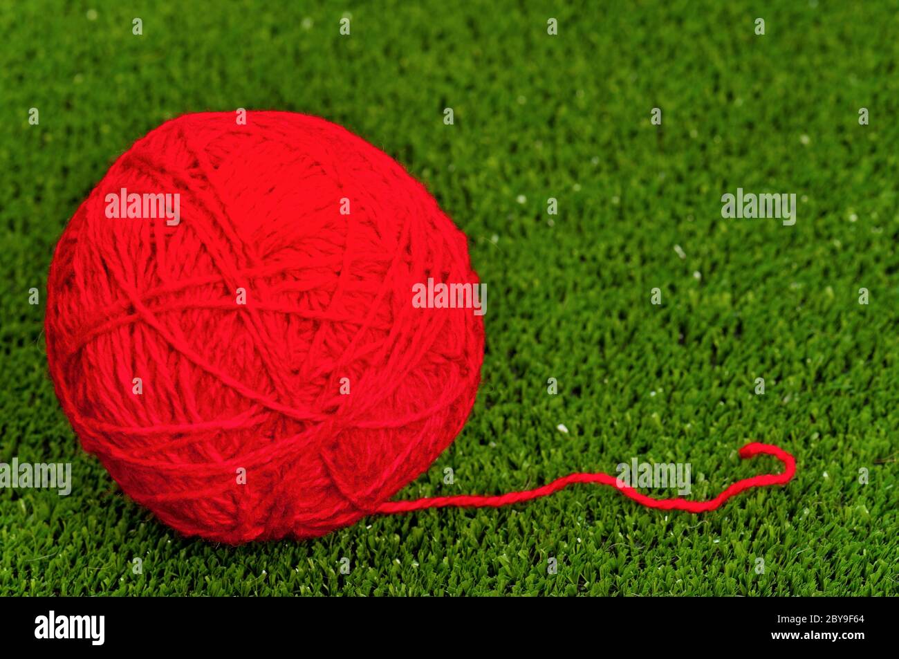 Red ball of yarn Stock Photo - Alamy