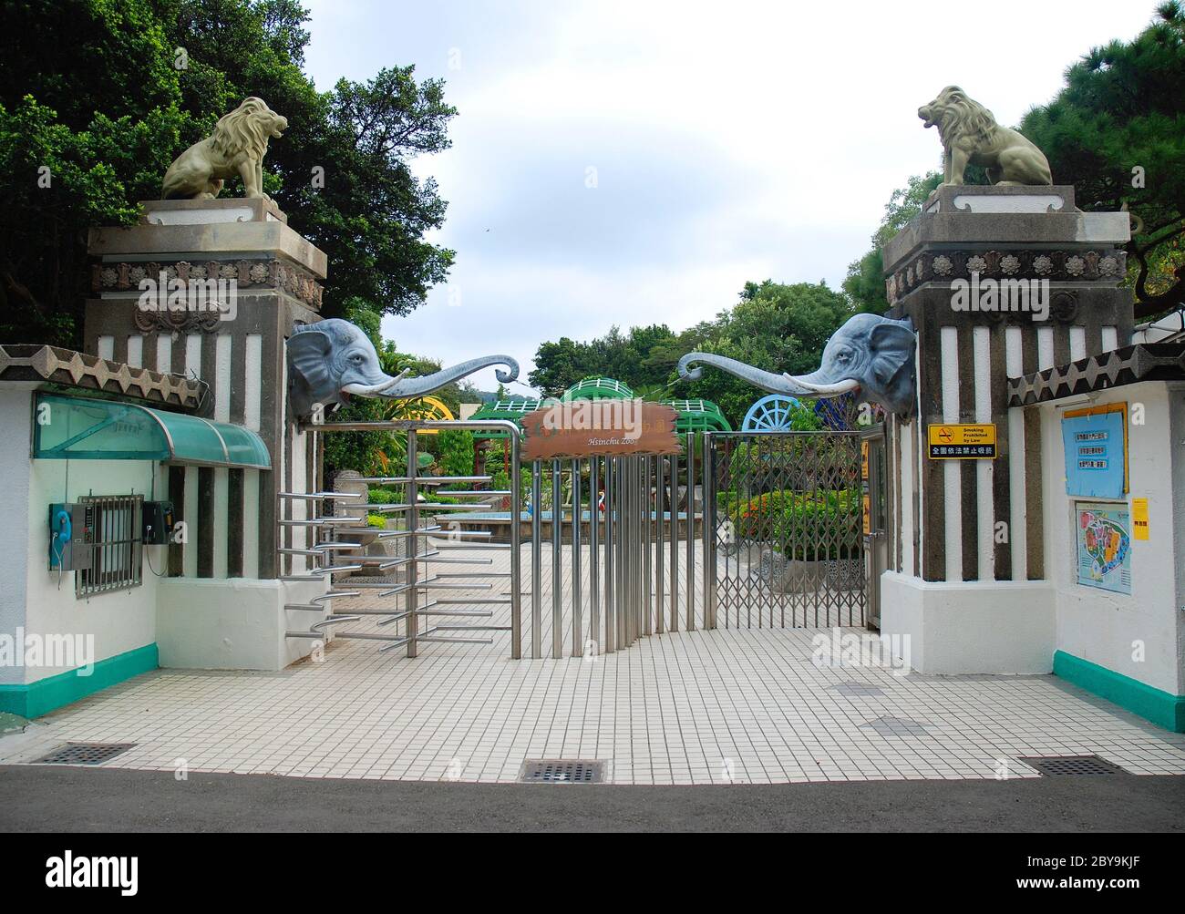Zoo Gate High Resolution Stock Photography and Images - Alamy
