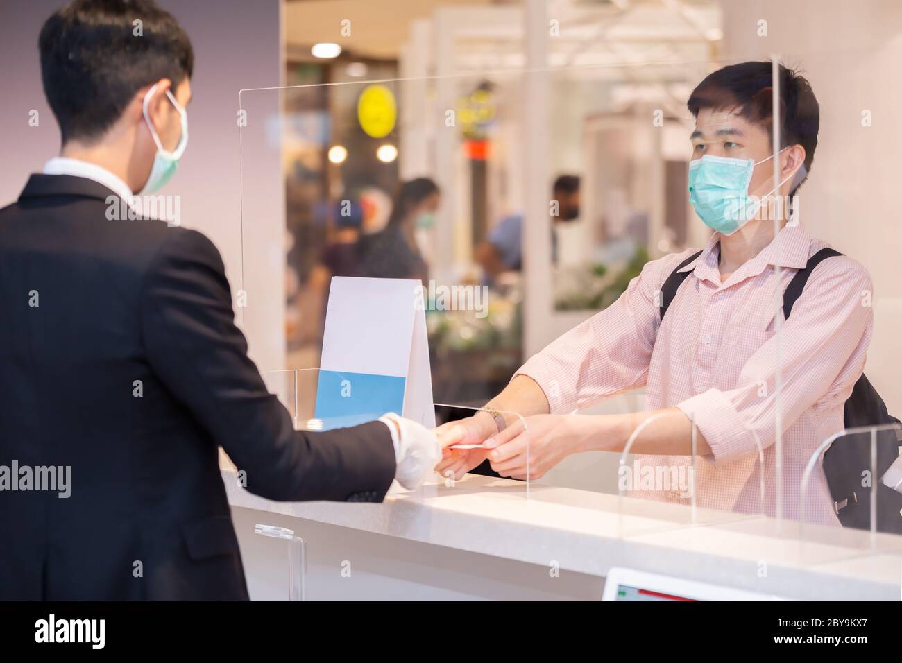 Cashier change hi-res stock photography and images - Alamy