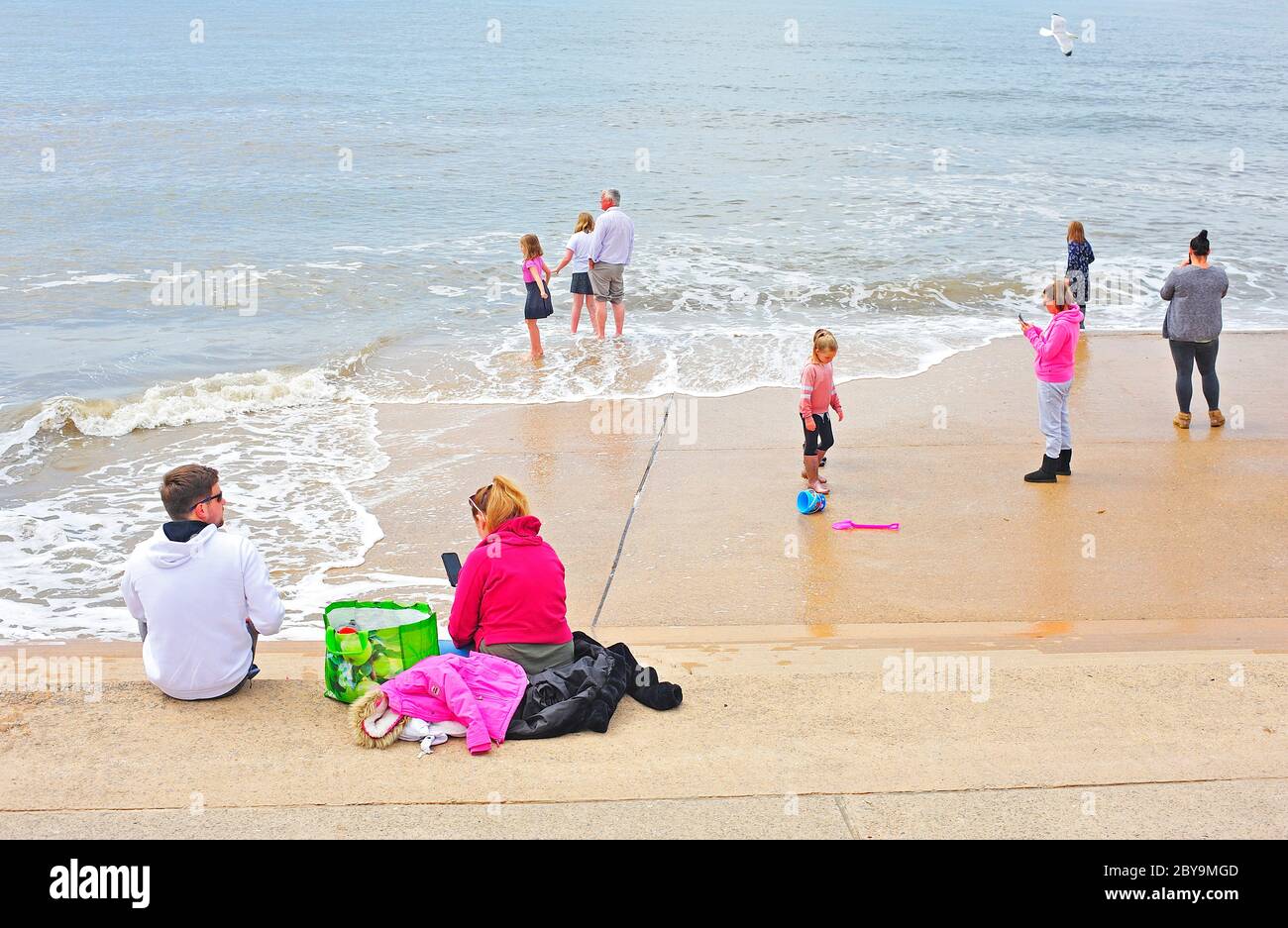 Children paddling hi-res stock photography and images - Alamy