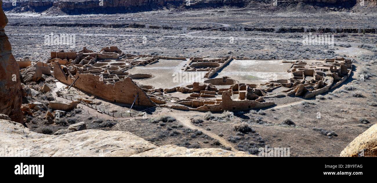 NM00586-00...NEW MEXICO - Masonry stone walls of Pueblo Bonito built by ...
