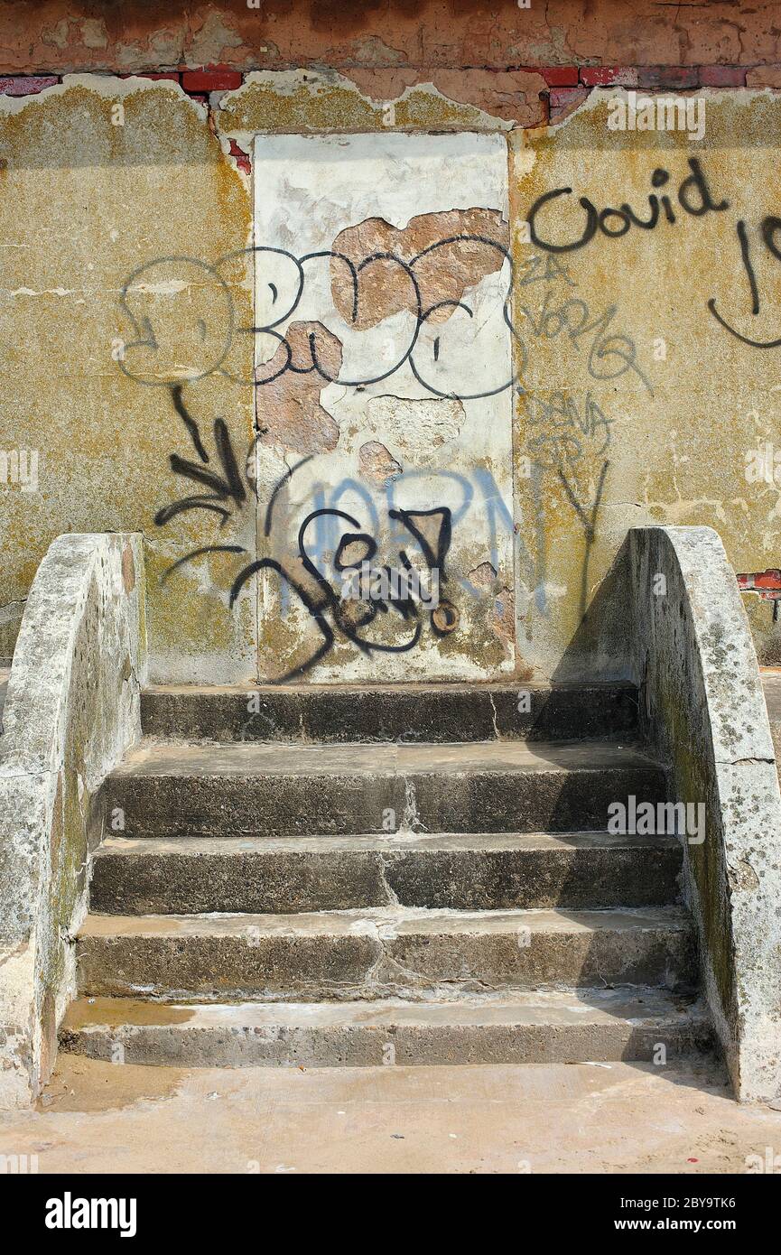 Steps leading up to graffiti covered concrete wall Stock Photo - Alamy