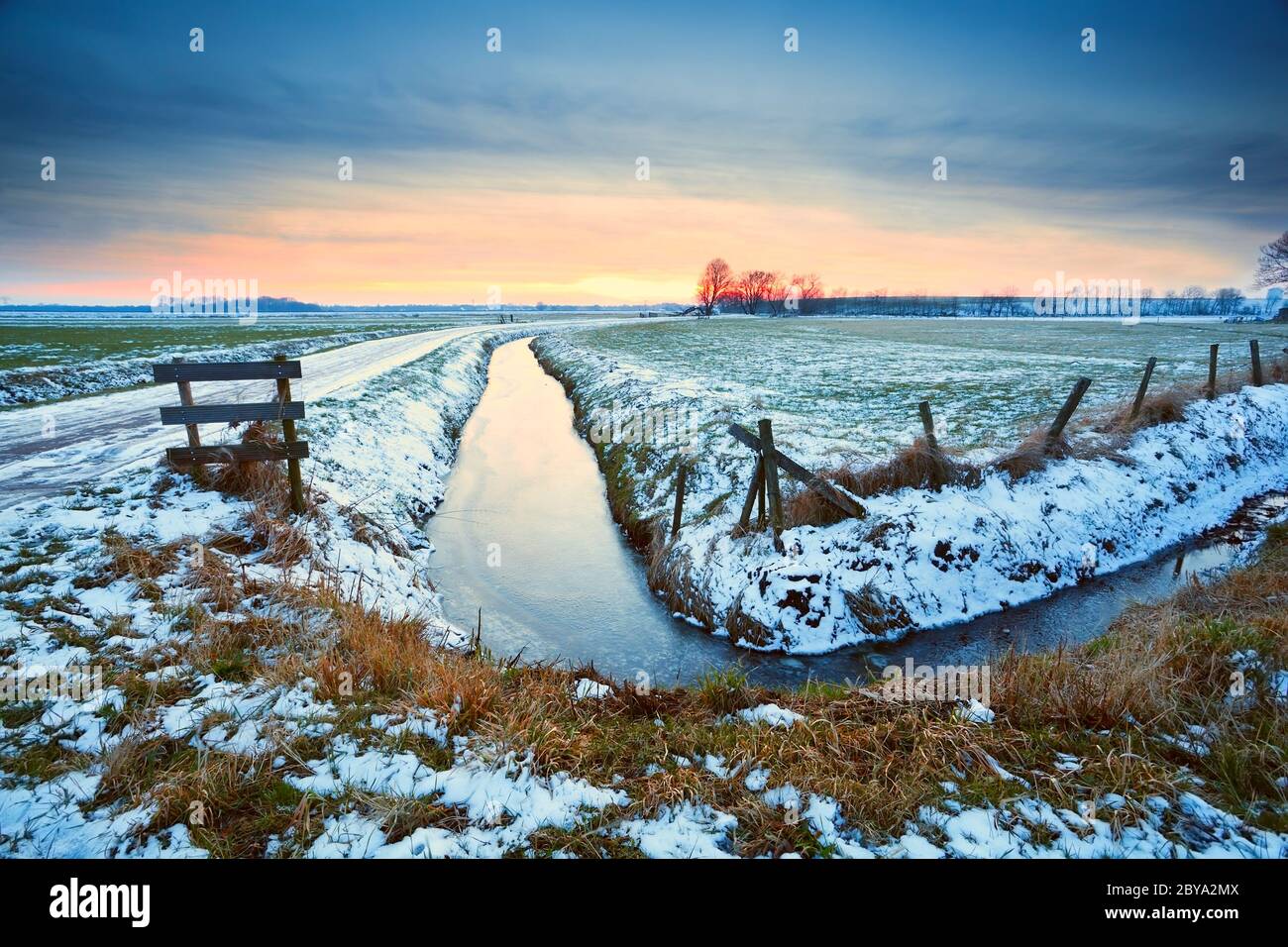 Frozen river and sunset hi-res stock photography and images - Alamy