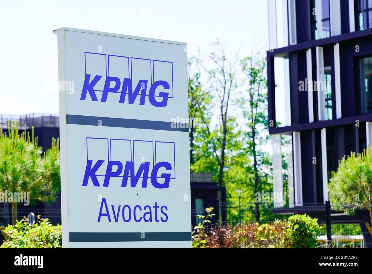 Kpmg office sign logo hi-res stock photography and images - Alamy