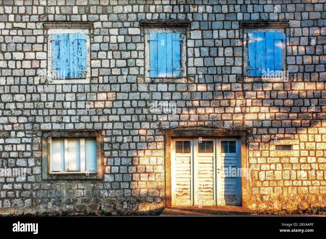 Old wall and windows hi-res stock photography and images - Alamy