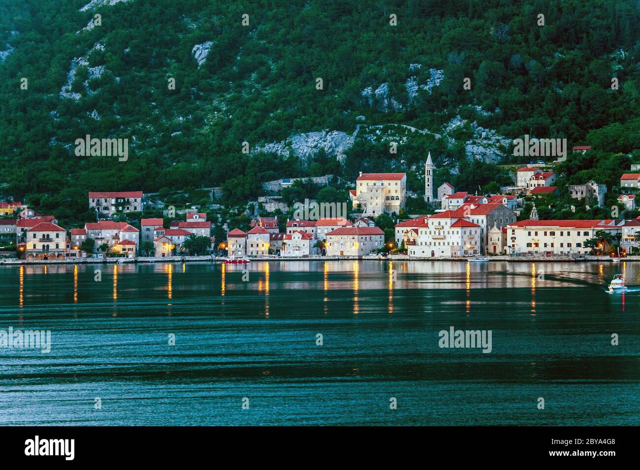 Sea and town hi-res stock photography and images - Alamy