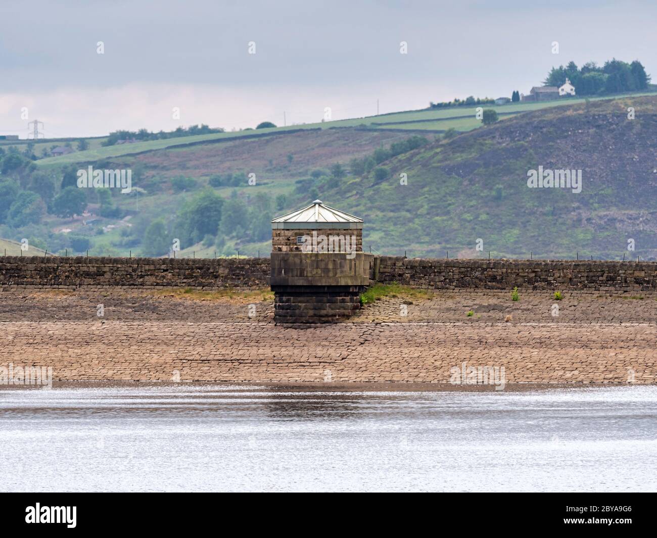 Castleshaw Upper Reservoir pump house Stock Photo - Alamy