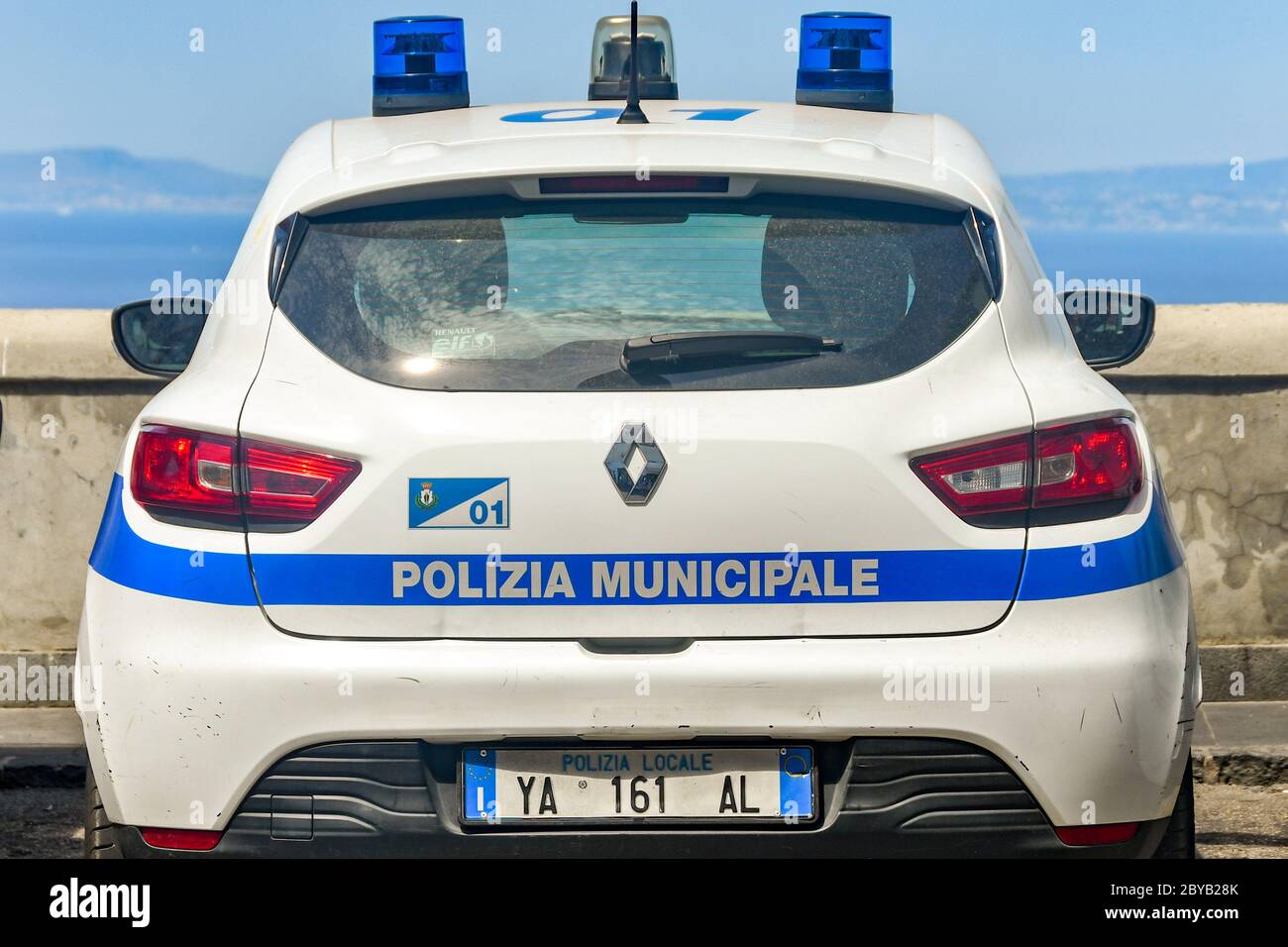 Back of police car hi-res stock photography and images - Alamy