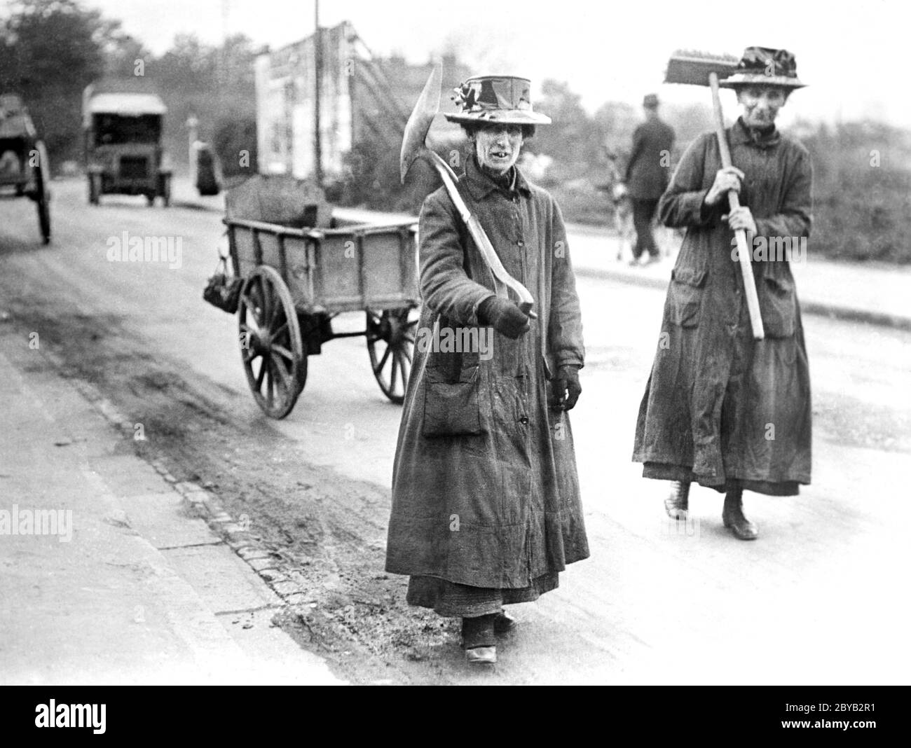 Women Workers in Street during World War I, England, UK, Bain News ...