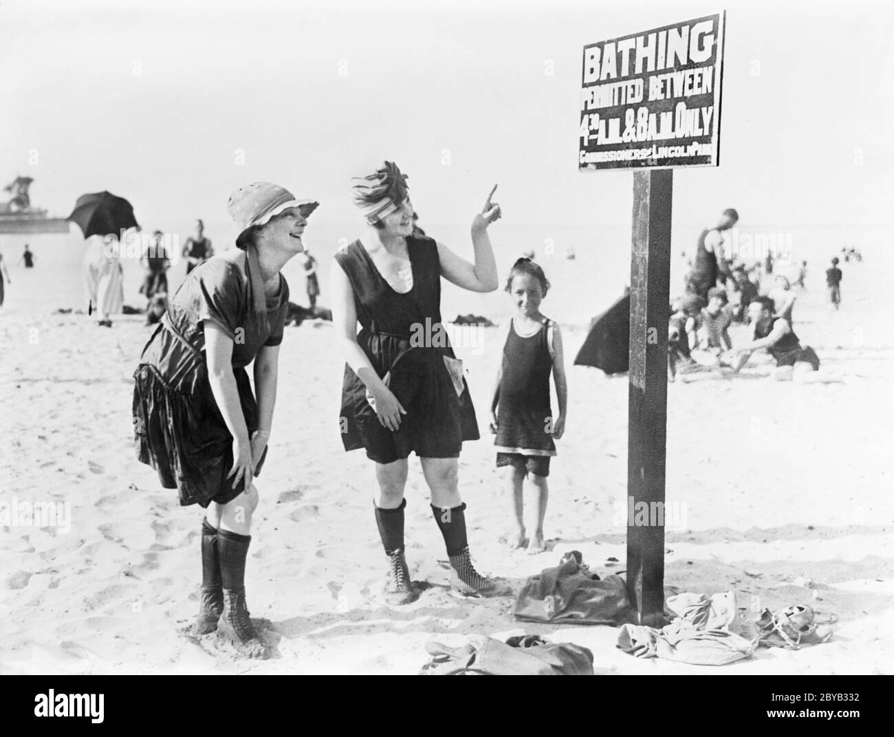 Black reading beach hi-res stock photography and images - Alamy