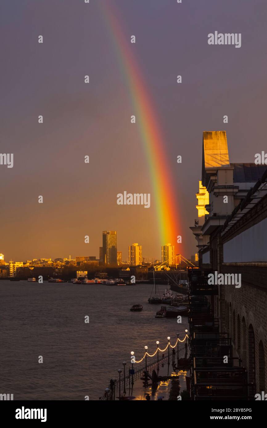 England, London, Docklands, River Thames and Canary Wharf, Skyline and ...