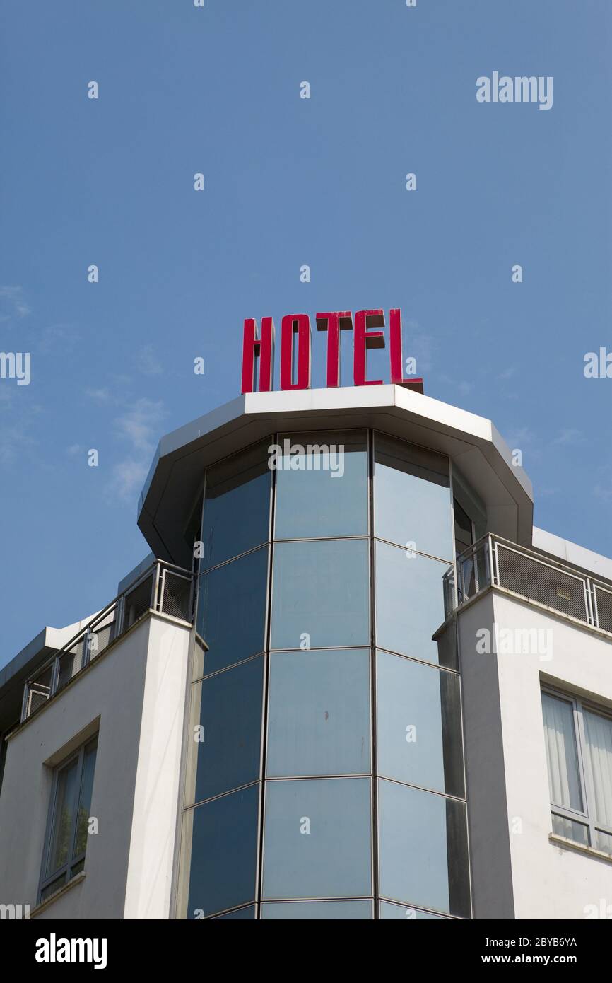 Tall grey hotel building hi-res stock photography and images - Alamy