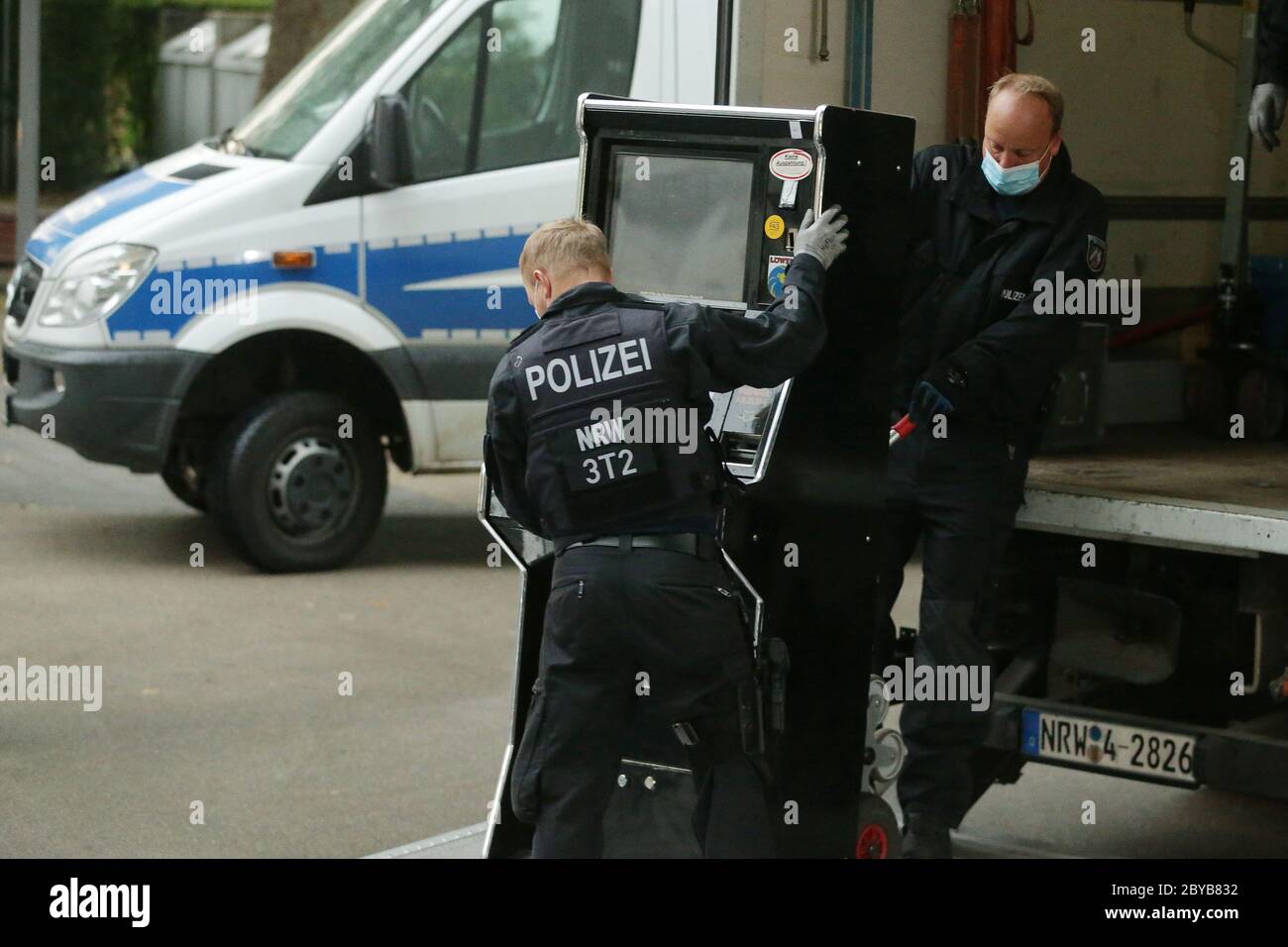 Dozen police hi-res stock photography and images - Alamy