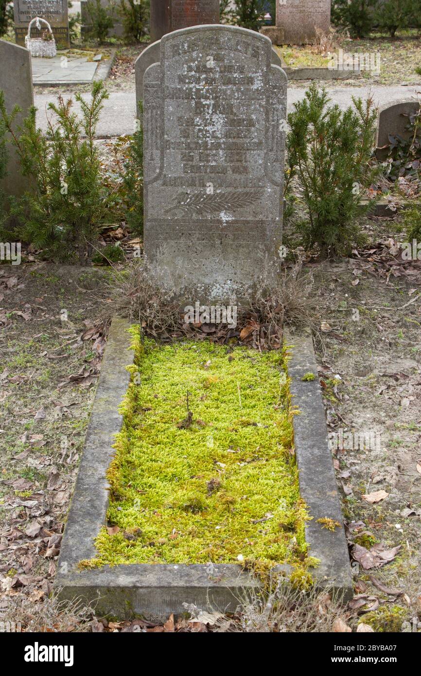 An old grave on a graveyard Stock Photo - Alamy