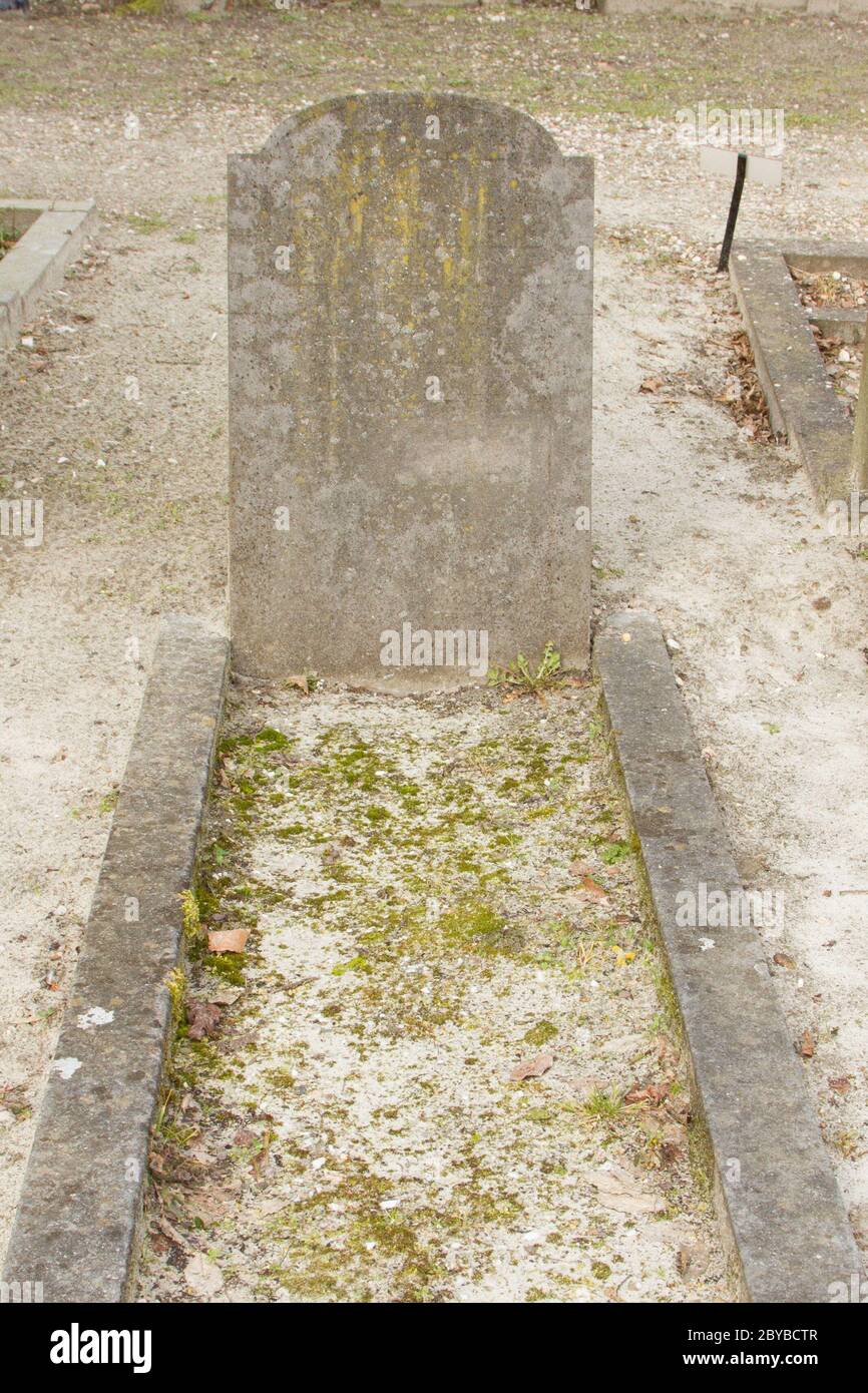 An old grave Stock Photo - Alamy