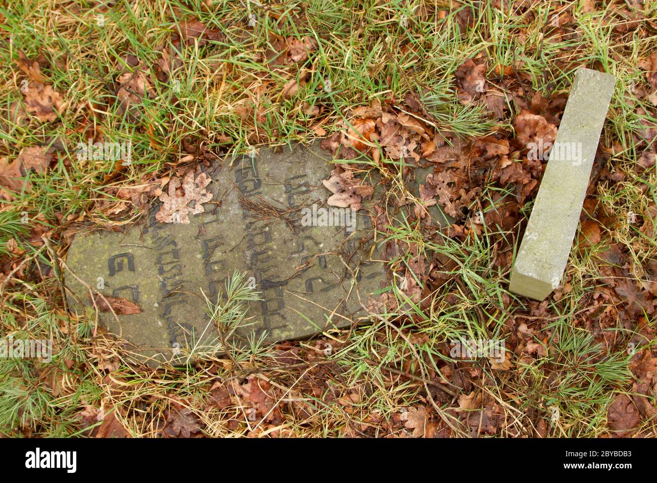 A broken gravestone Stock Photo - Alamy