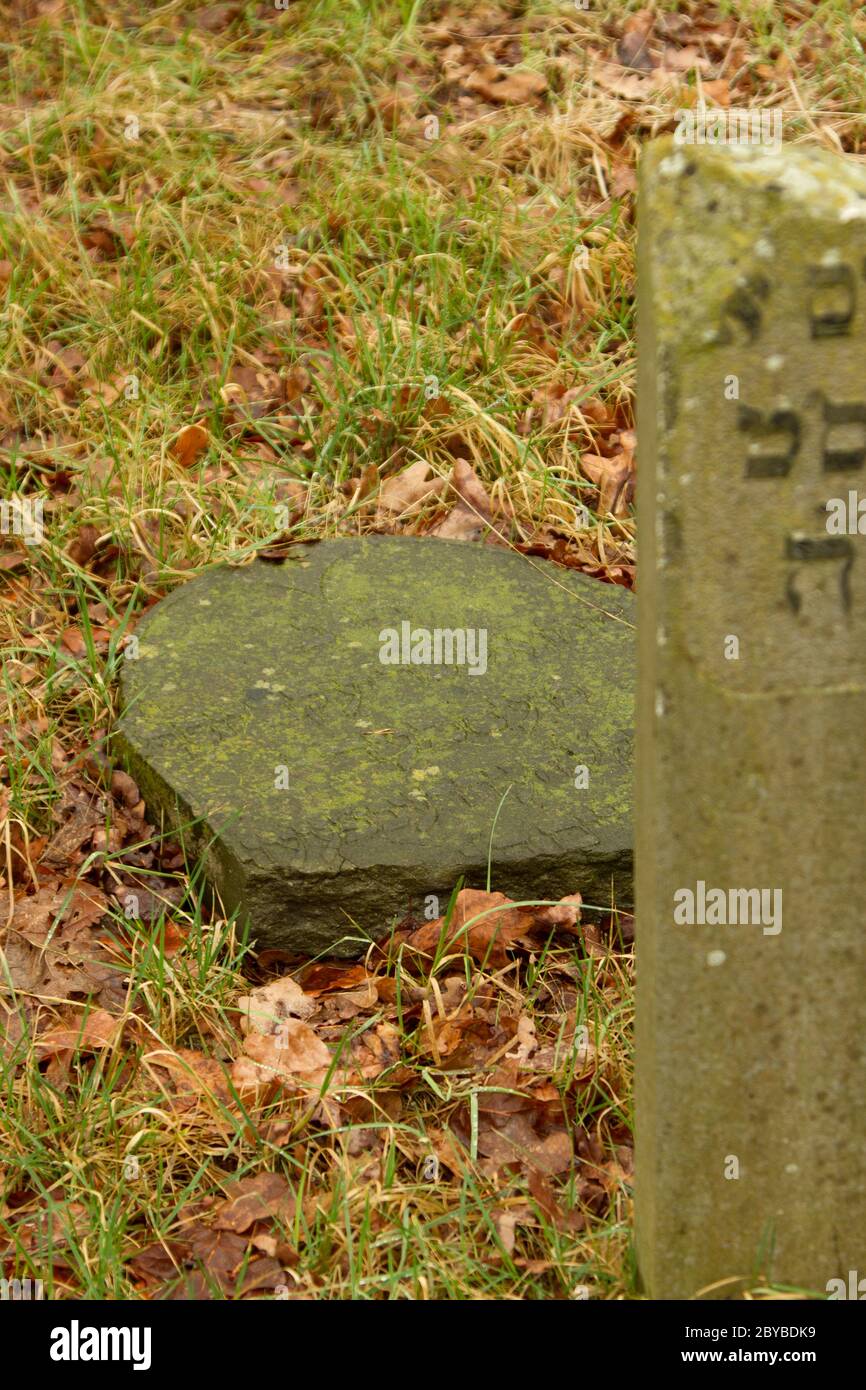 A broken gravestone Stock Photo - Alamy