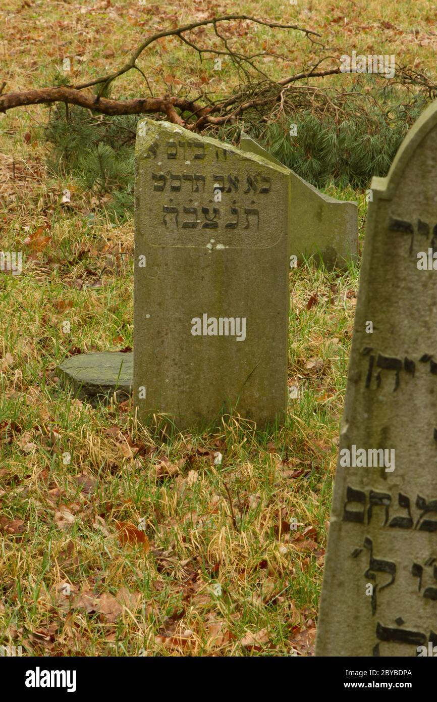 A broken gravestone Stock Photo - Alamy