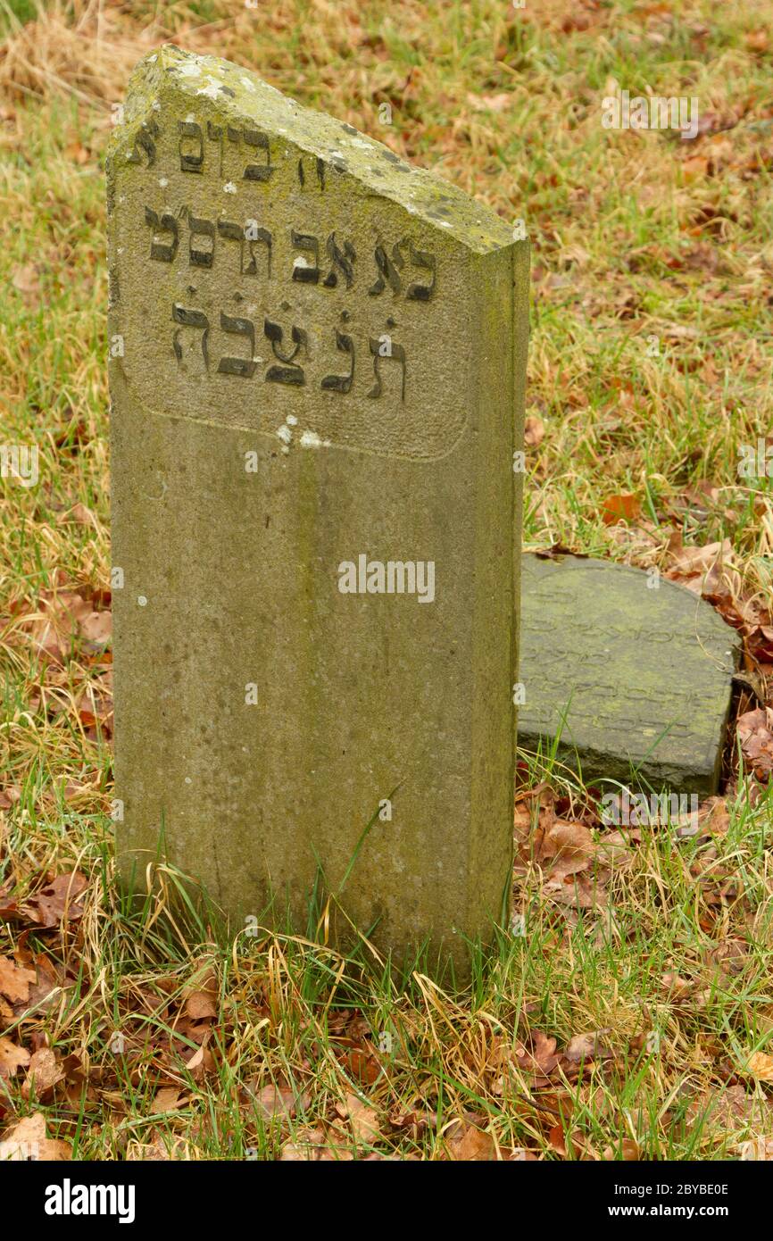 A broken gravestone Stock Photo - Alamy