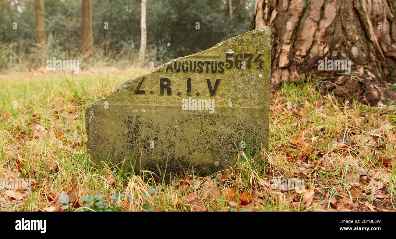 A broken gravestone Stock Photo - Alamy