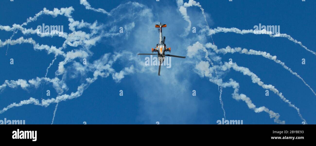 Apache AH-64D Solo Display Team Stock Photo - Alamy