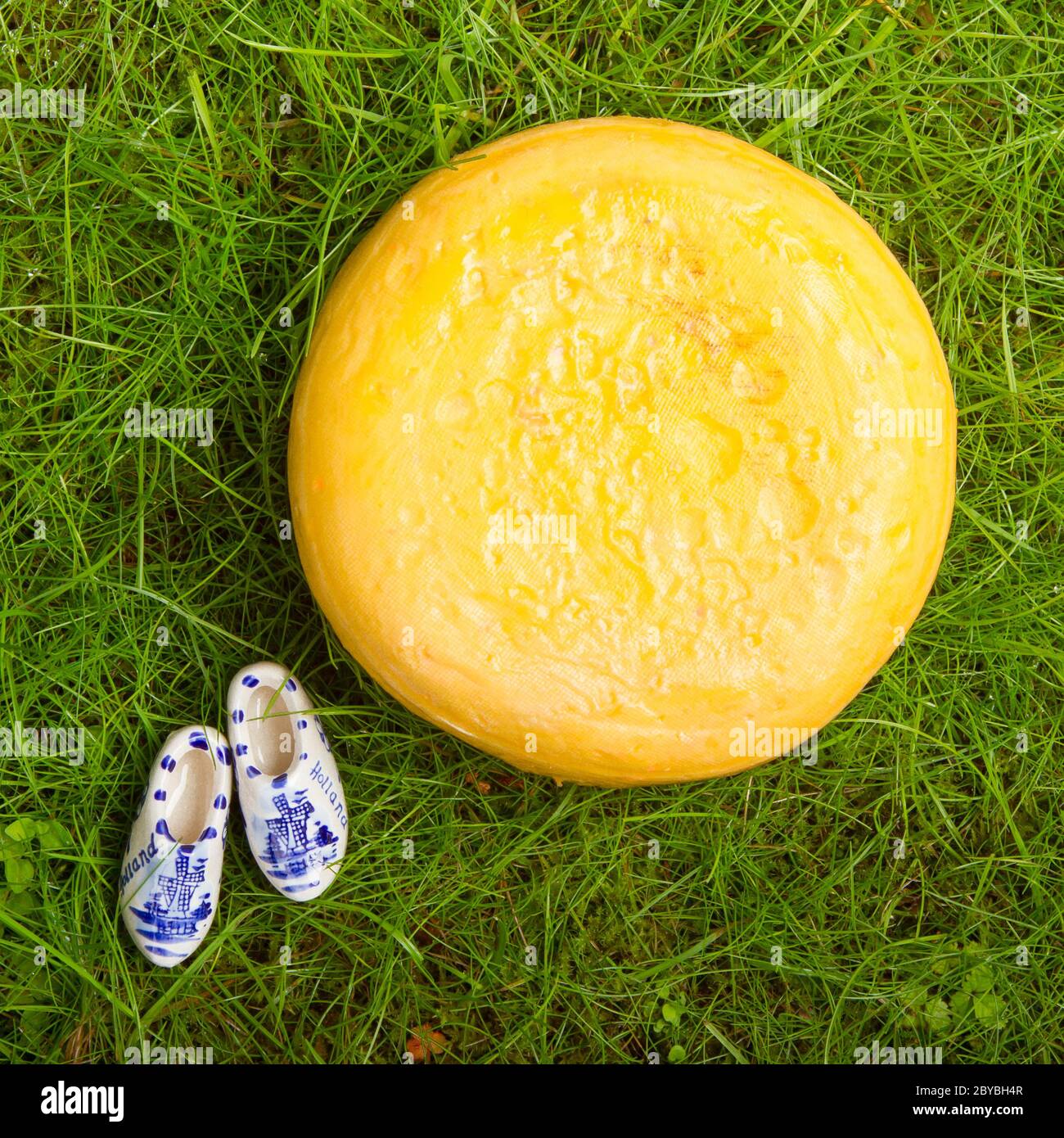 Typical dutch delft blue ceramic Stock Photo - Alamy