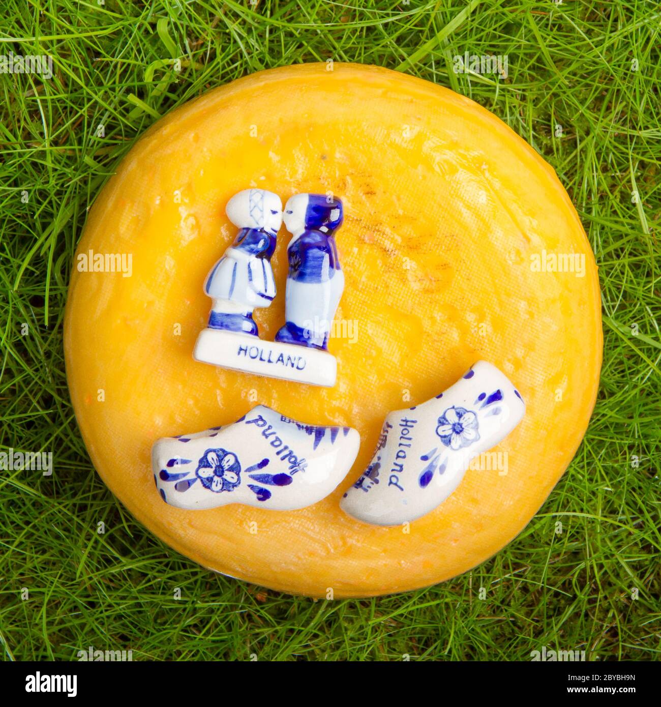 Typical dutch delft blue ceramic Stock Photo - Alamy