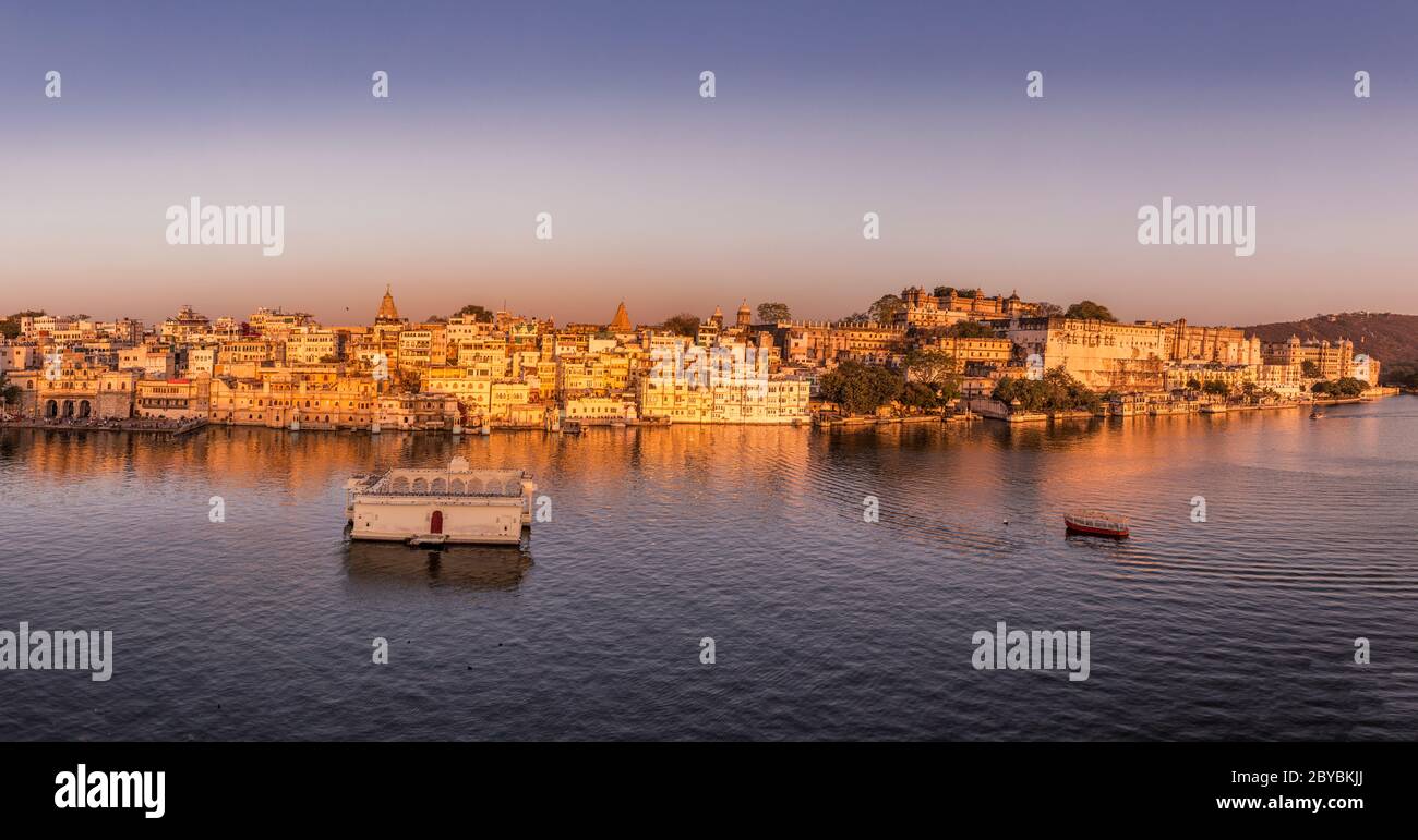 Sunset at lake Pichola and Taj Lake Palace, Udaipur, Rajasthan, India ...