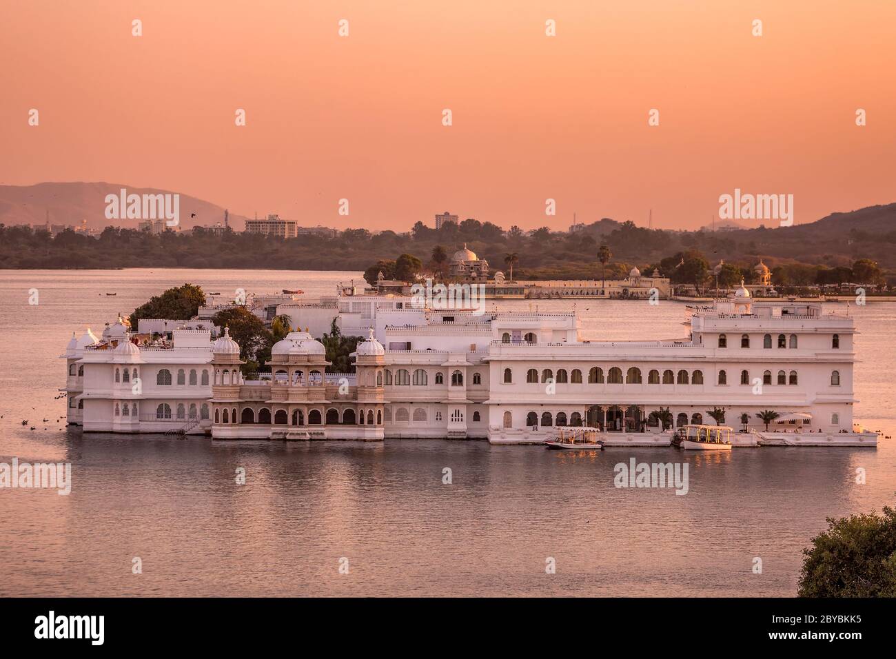 Sunset at lake Pichola and Taj Lake Palace, Udaipur, Rajasthan, India ...