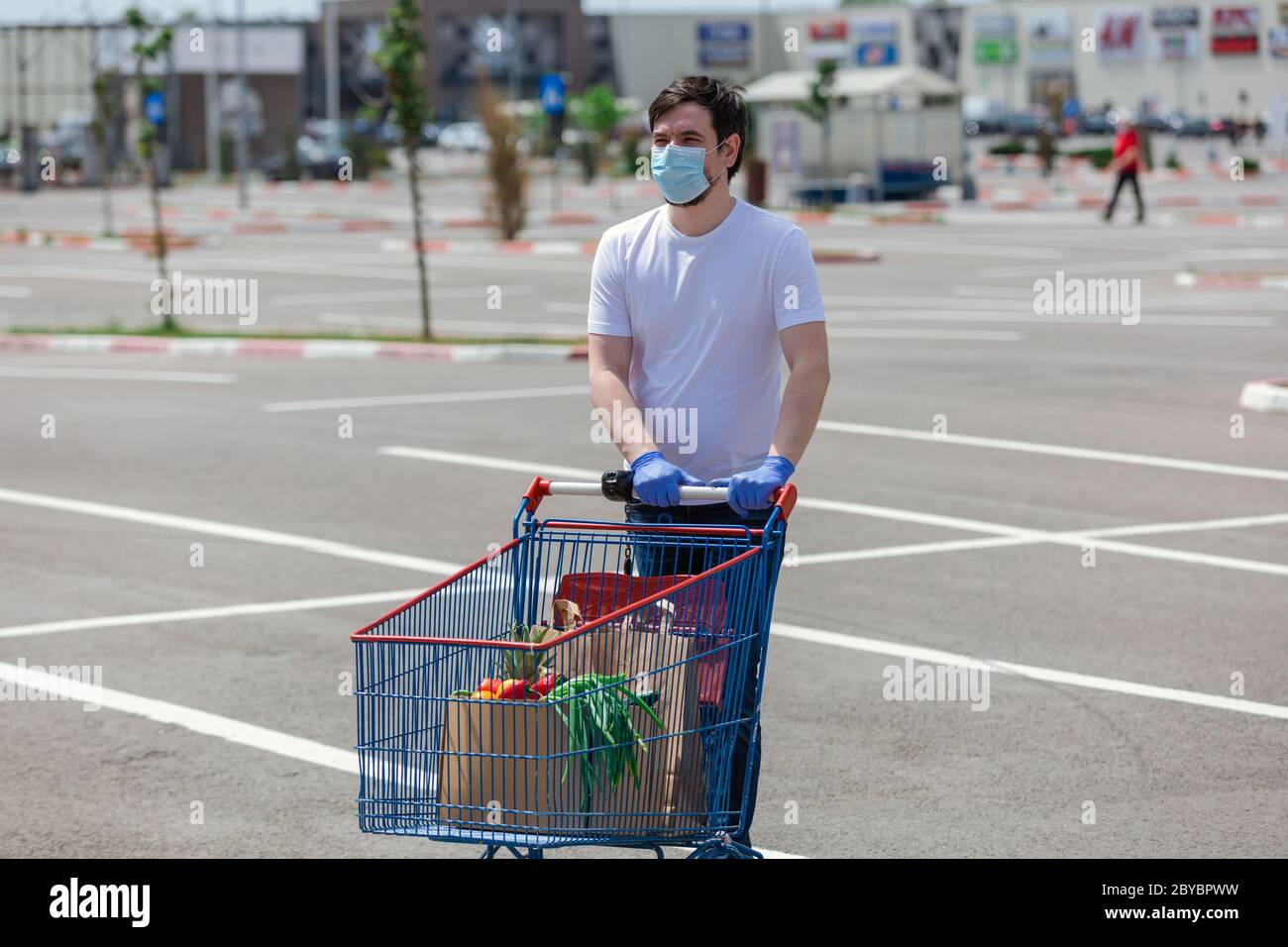 Man pushing shopping cart hi-res stock photography and images - Alamy