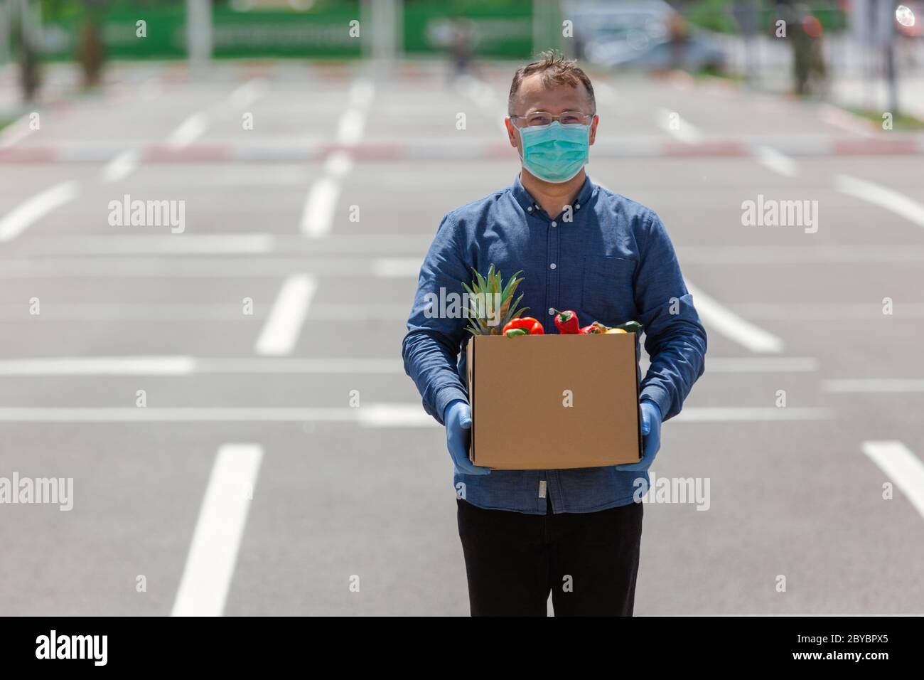 Delivery man face mask gloves hi-res stock photography and images - Alamy