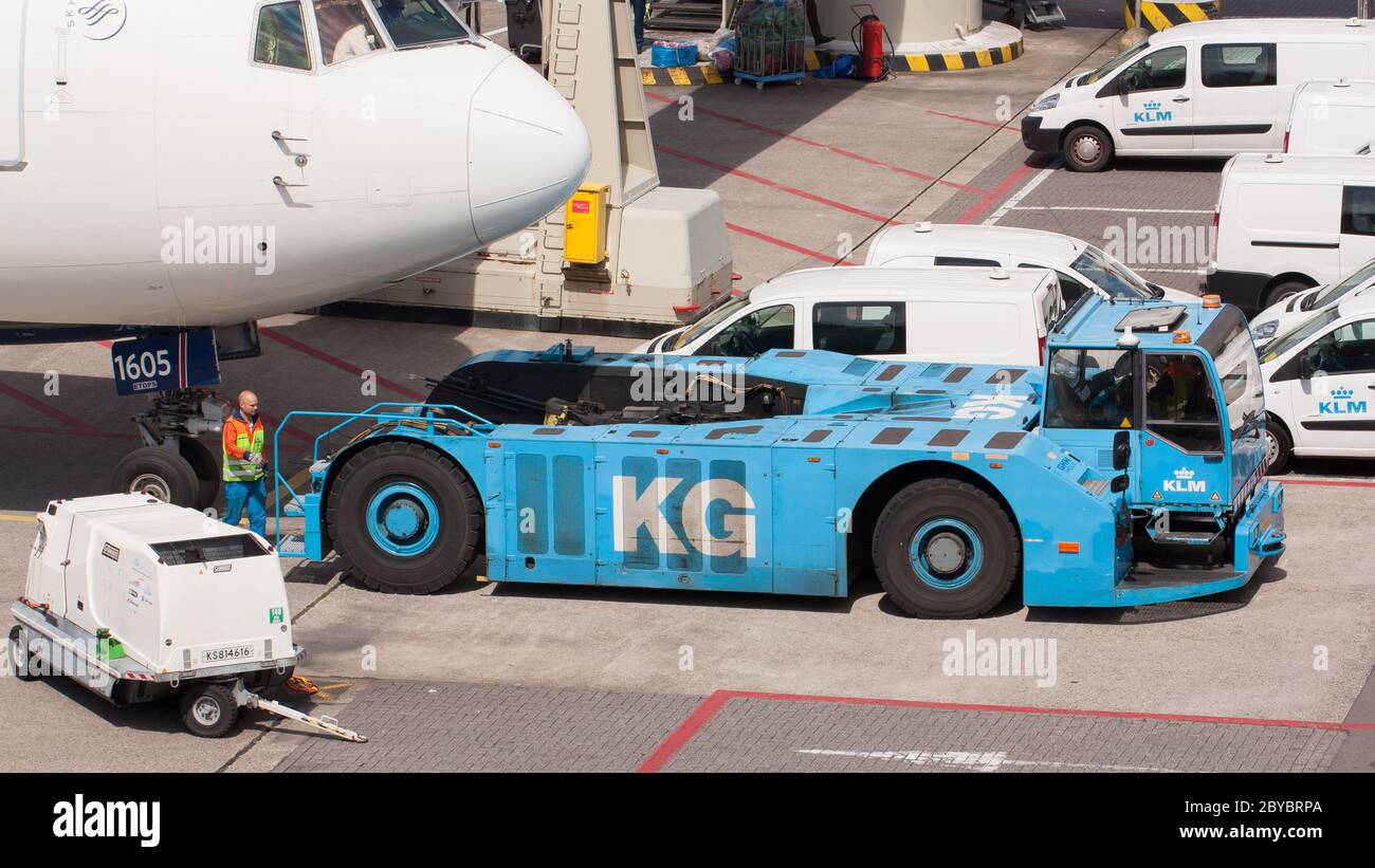 Delta Boeing 737 is pulled by a special tow car Stock Photo - Alamy