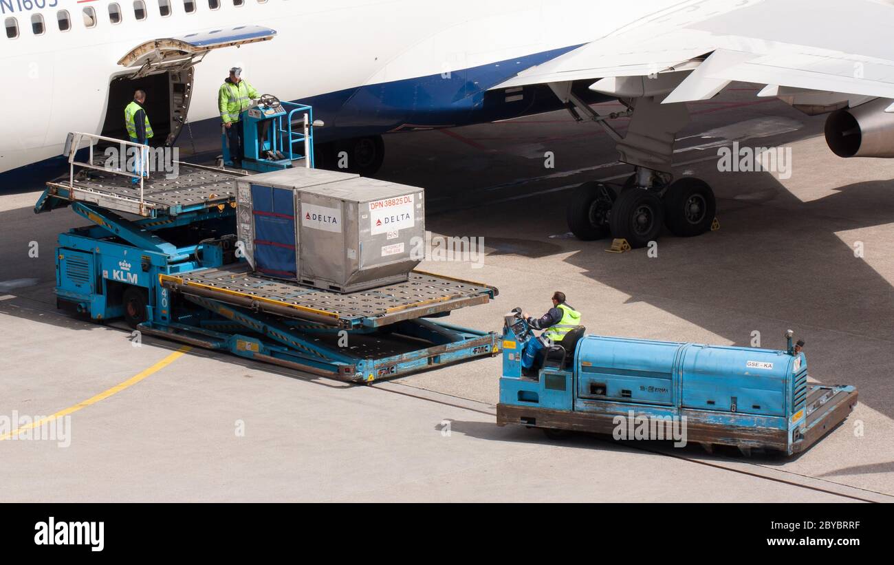 Boeing 767-332ER of Delta is being loaded Stock Photo - Alamy