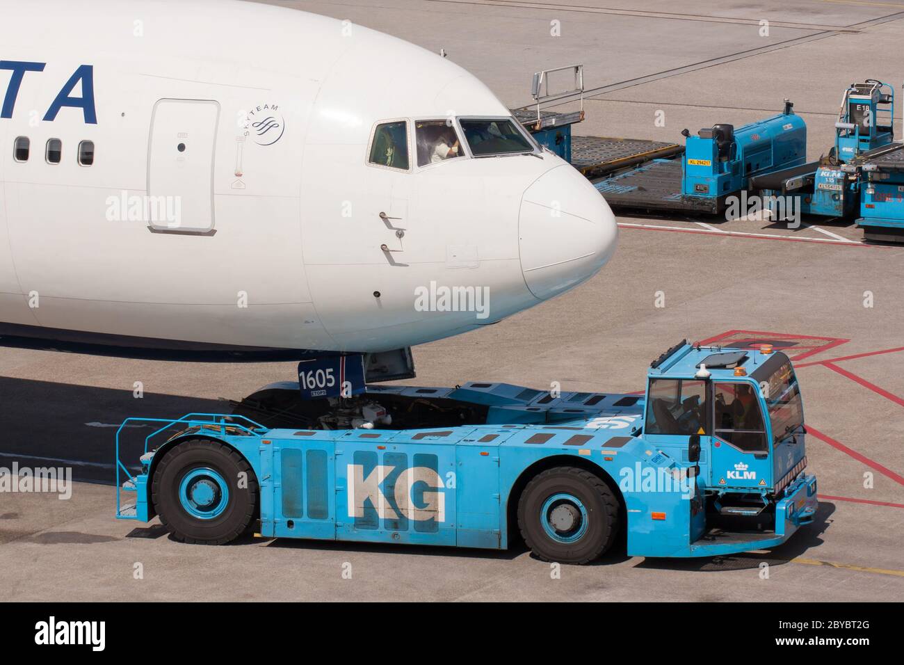 Delta Boeing 737 is pulled by a special tow car Stock Photo - Alamy